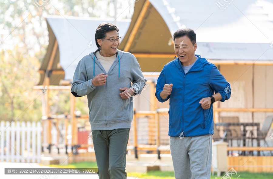 两戴运动手表的中老年男人在树林里跑步健身摄影素材汇图网
