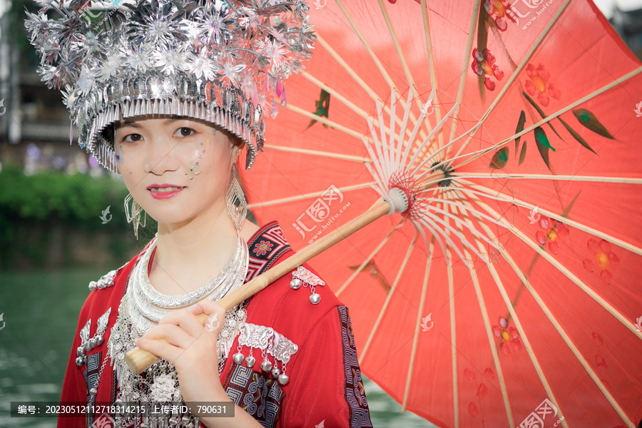 手持红伞的盛装苗族姑娘艺术造型人物百态摄影素材汇图网